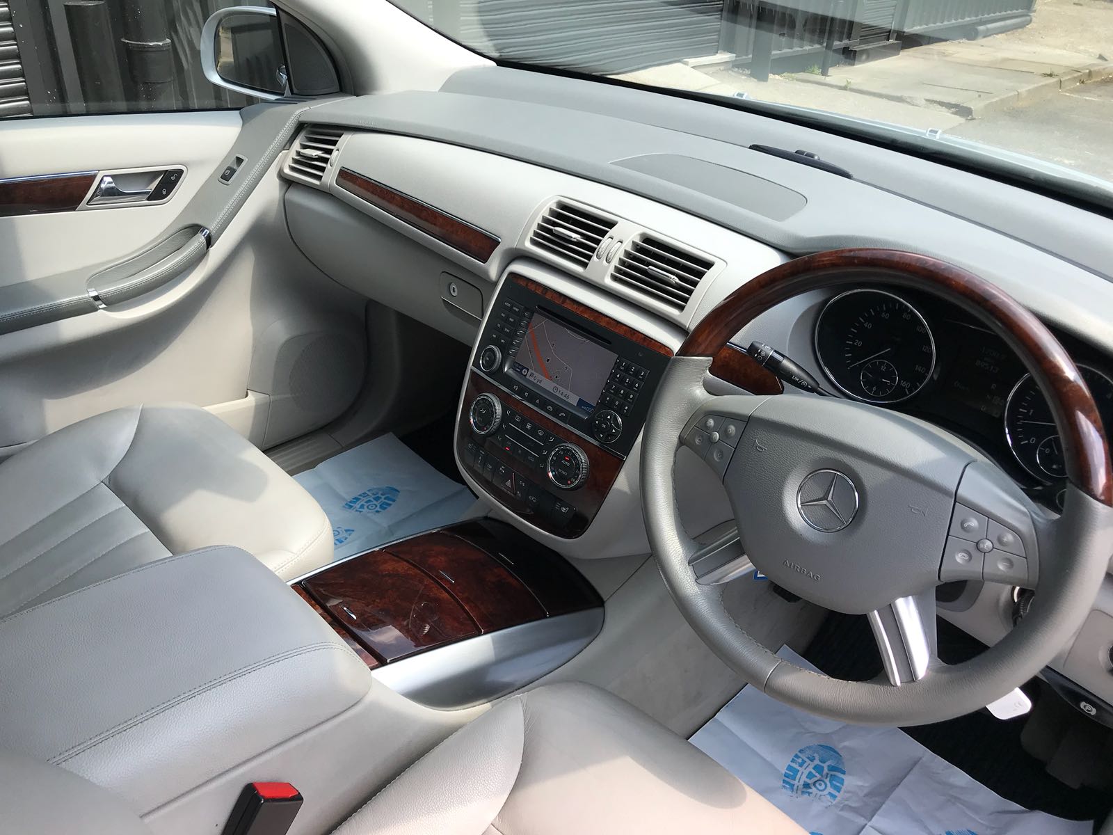 Sold Mercedes R350 SE L (2007)